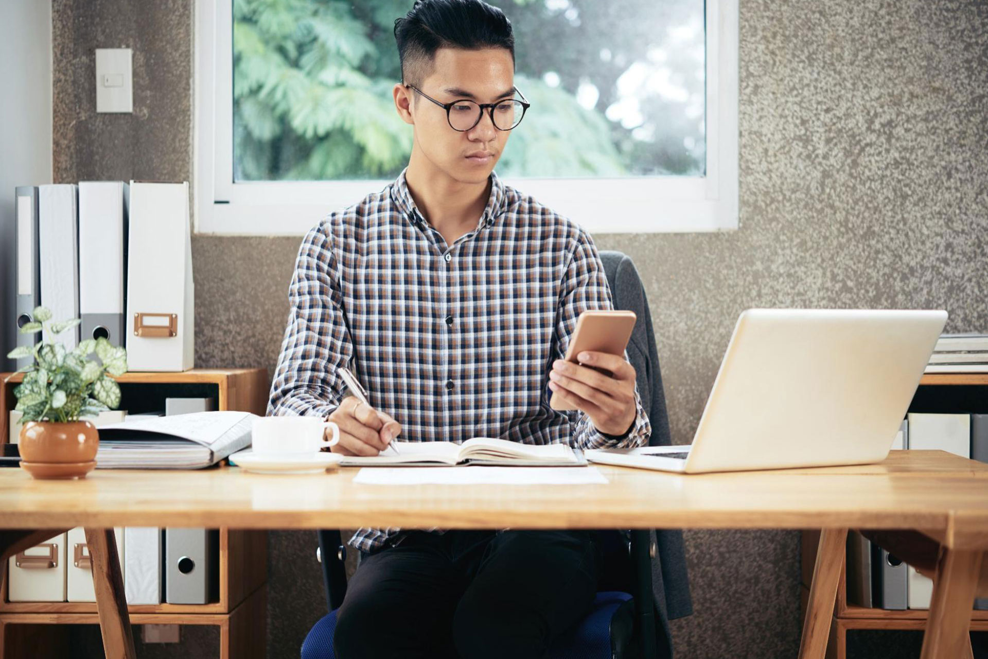 How to Choose the Right Office Desk - Urban Concepts